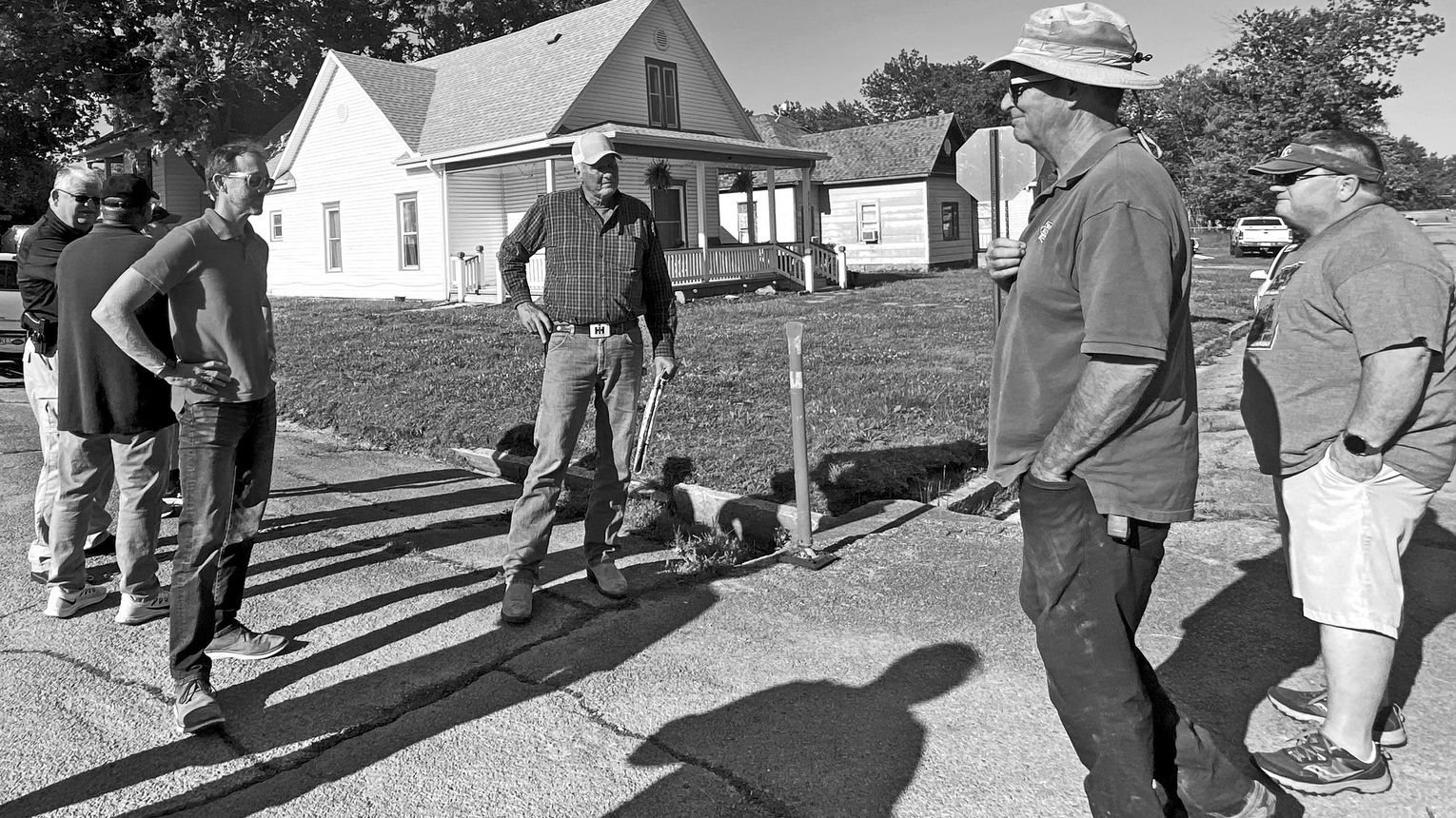 COMMISSION VISITS NEIGHBORHOOD